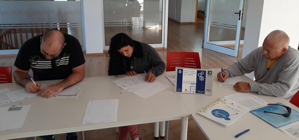 Orientación grupal con un grupo de participantes con el fin de dar ...